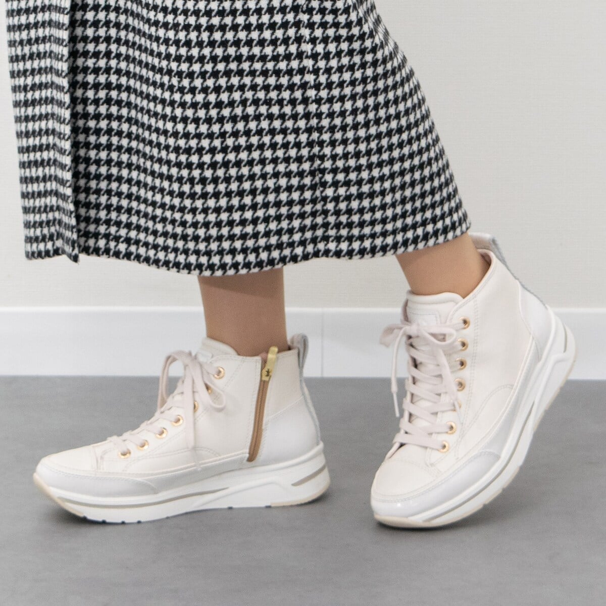 bussola ブソラ◇4cmヒール◇撥水サイドジップハイカットスニーカー