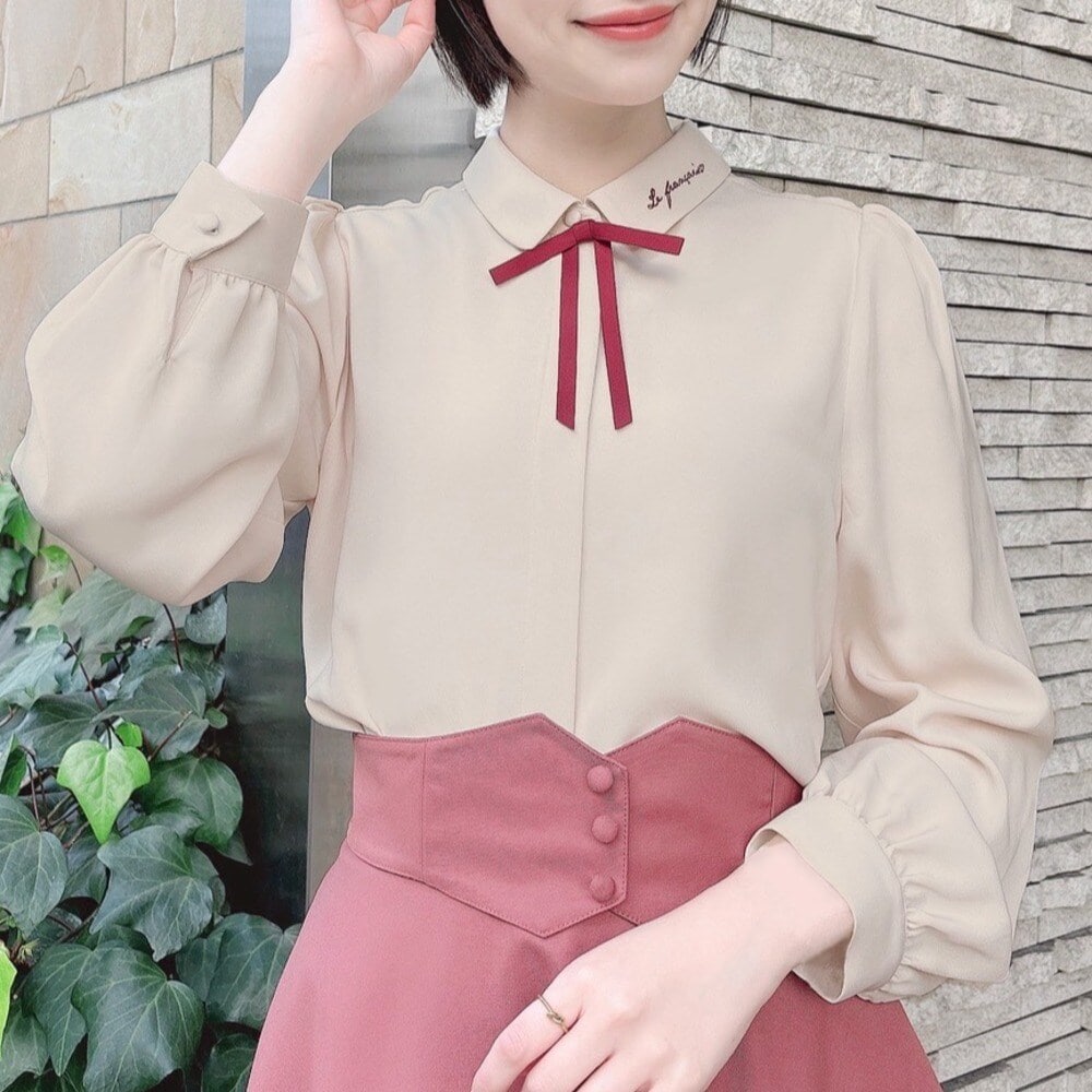 洗える】ローズカメオブローチ付きブラウス | アンアナザーアンジェラ