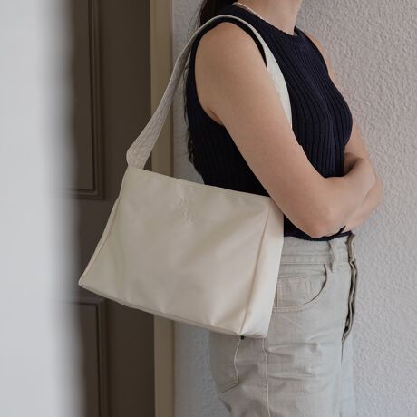 【mucu&ebony】Comfy Bag(Cream)｜ショルダーバッグ かばん | サムソウル(Sam.Seoul) | マルイウェブチャネル